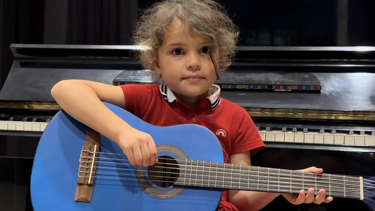 Teach kids to play the guitar - Simple step by step guide